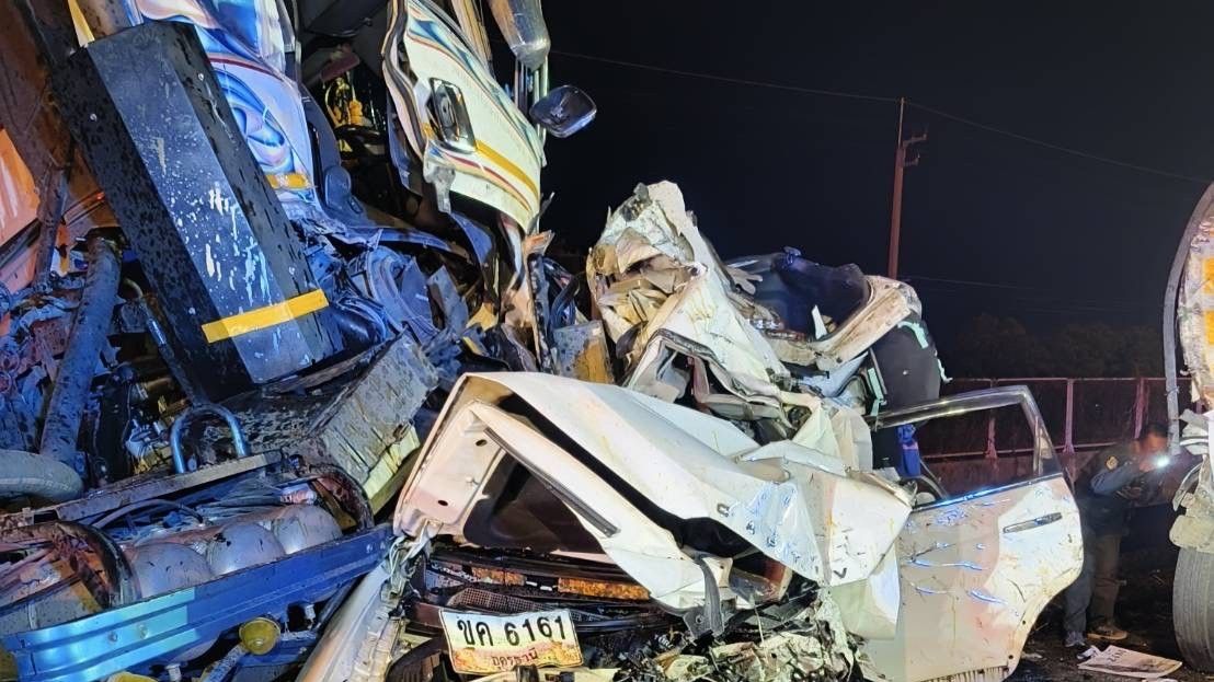 Eight relatives killed when their car is crushed between two lorries