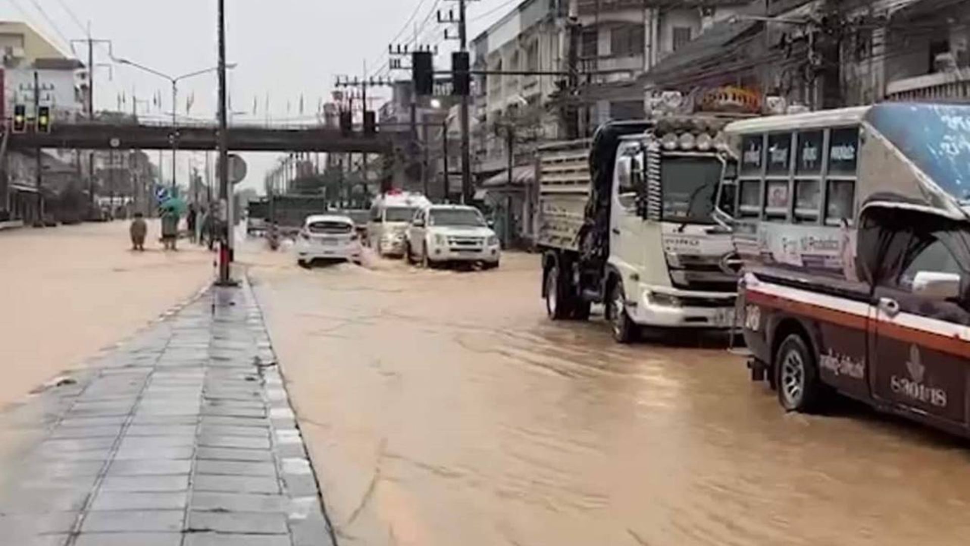 Flooding worsens in southern provinces, roads impassable