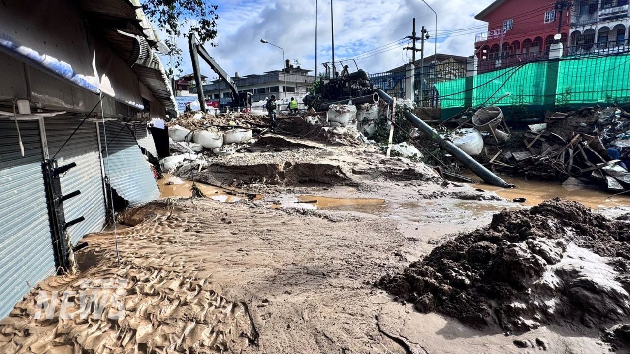 Mae Sai residents dealing with massive amounts of mud after flooding
