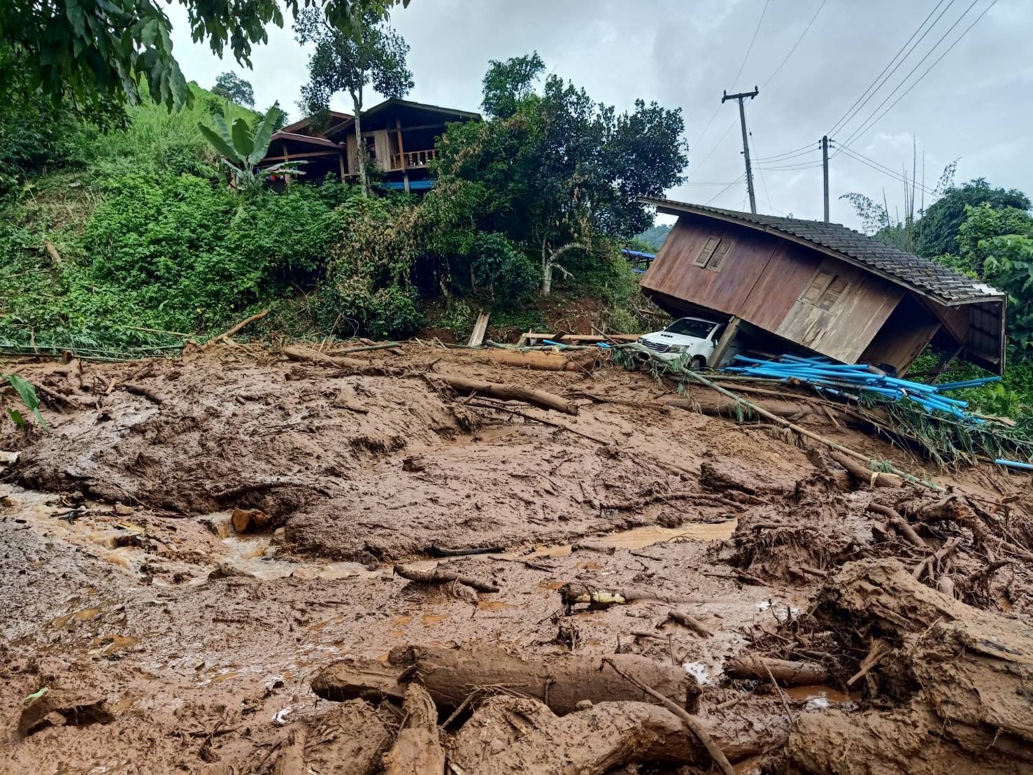 Flash flood traps 400 villagers in Mae Hong Son