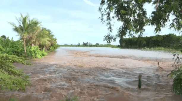 Sukhothai residents brace for flooding as embankment collapses