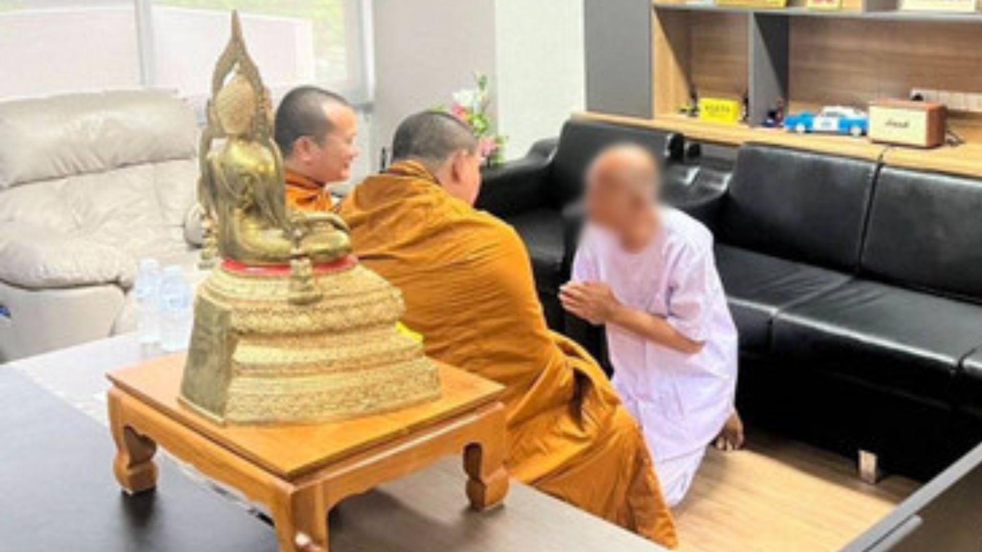 Luang Phor Alongkot agrees to leave the monkhood
