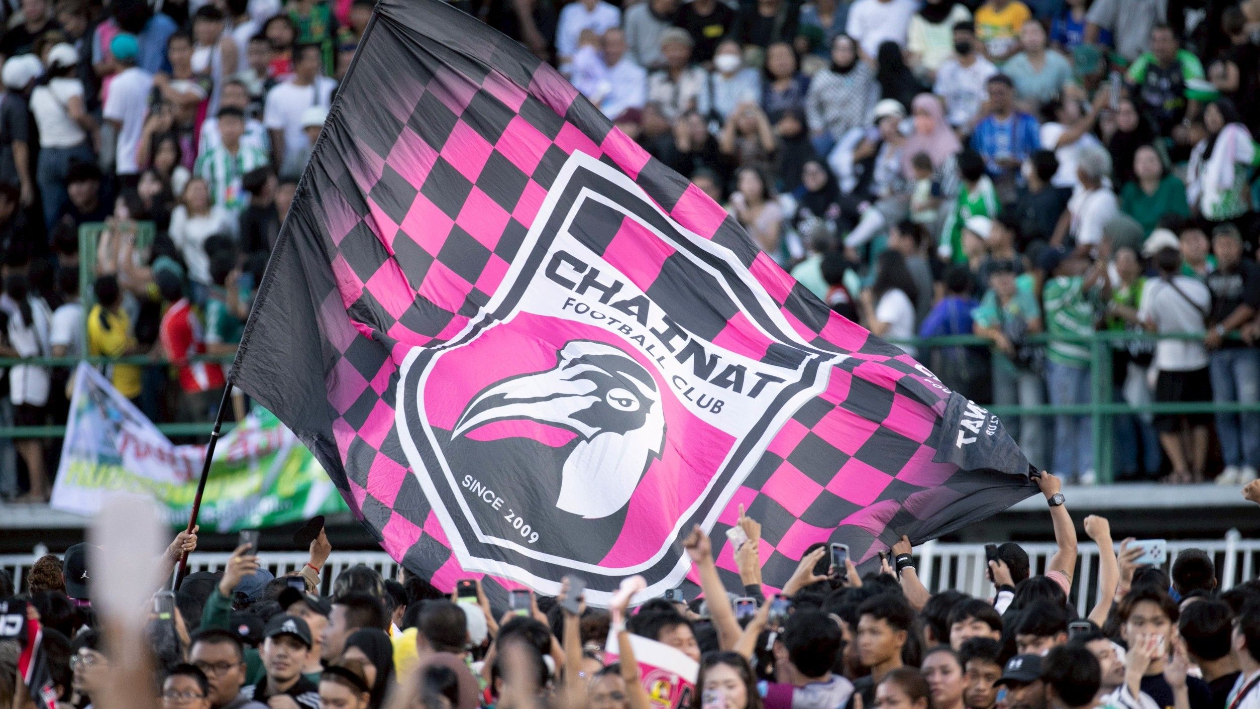 Chainat PAO lifts the 7HD trophy after defeating Monthong Wittaya