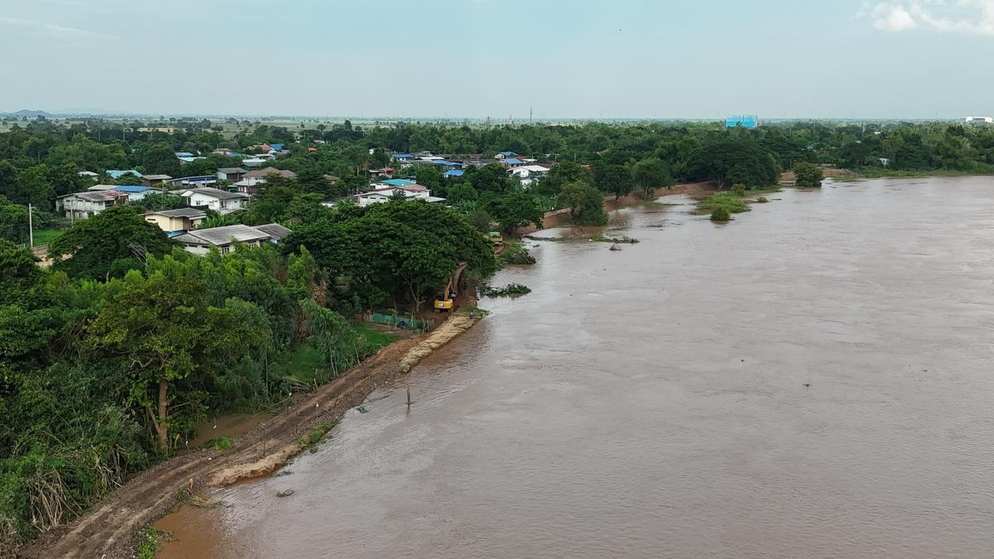 Floods force people in Chainat province to move to higher ground