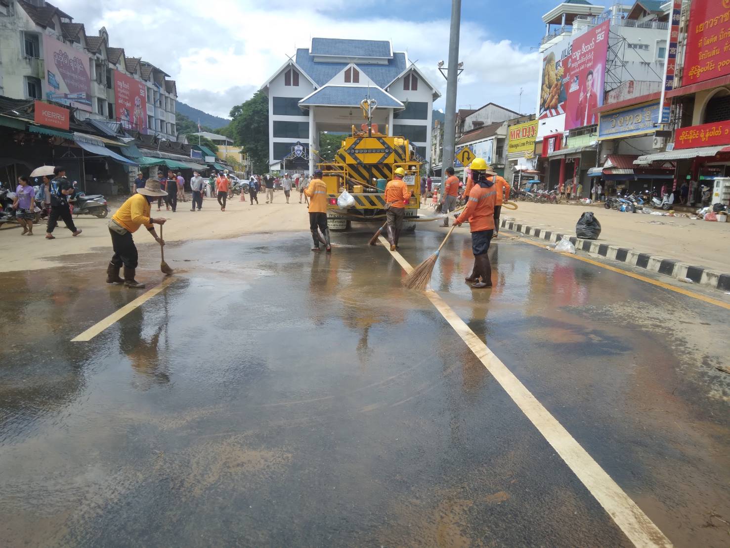 Clean-up in Chiang Rai hampered by mud, lack of tap water and equipment
