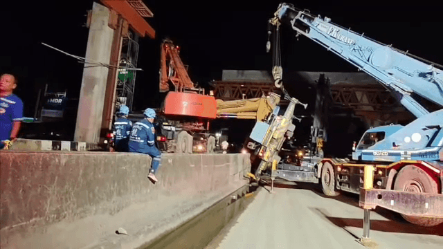 Three injured when steel beam crashed onto vehicle on Rama II Road