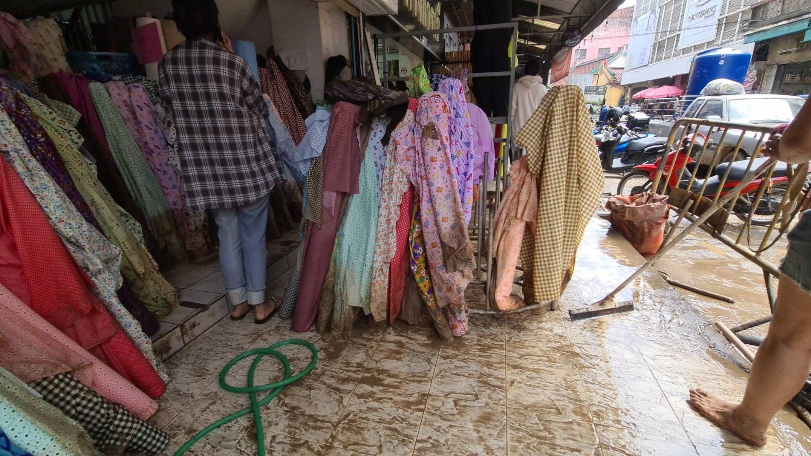 Fabric shops in Chiang Mai slash prices on flood-damaged inv