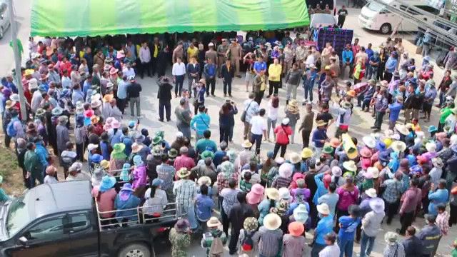 Rice farmers in Nakhon Sawan rally against falling paddy prices