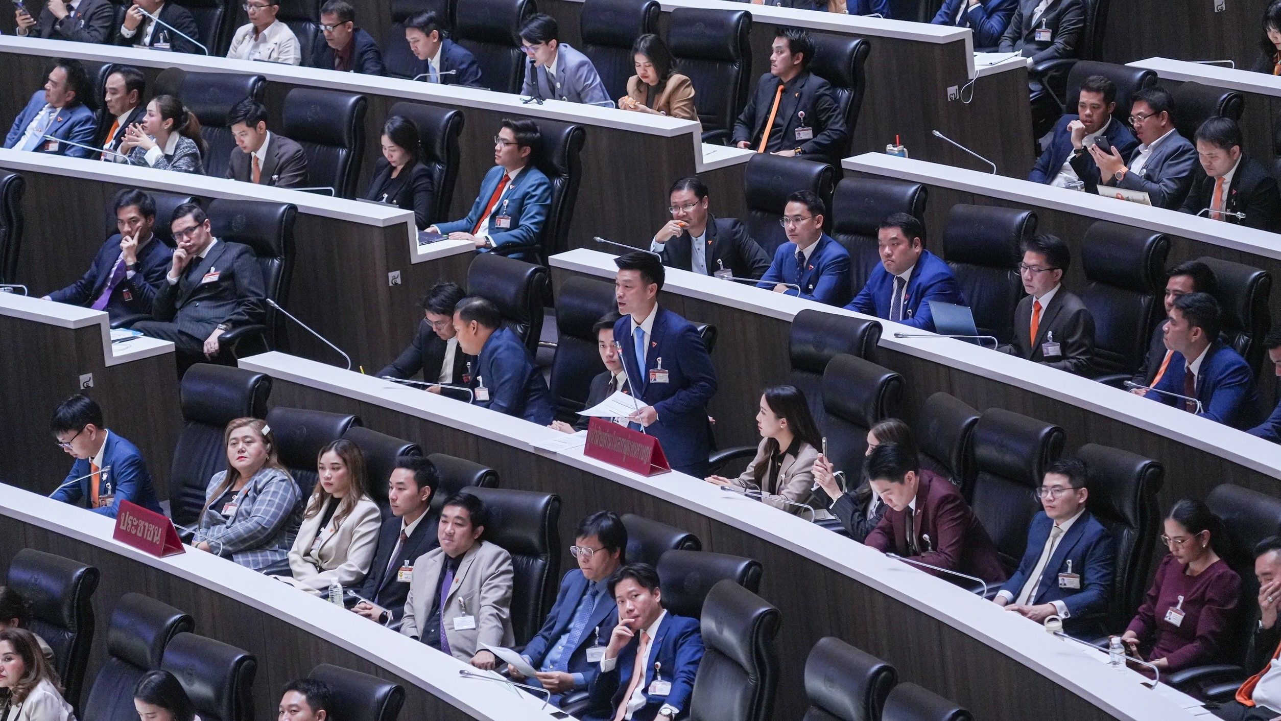 No knockout punch for PM on first day of censure debate