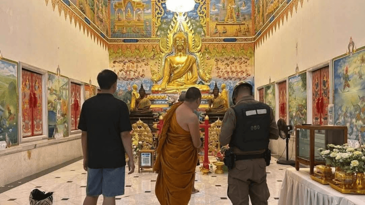Munk greps för att ha stulit den förgyllda knuten på en Buddhastaty