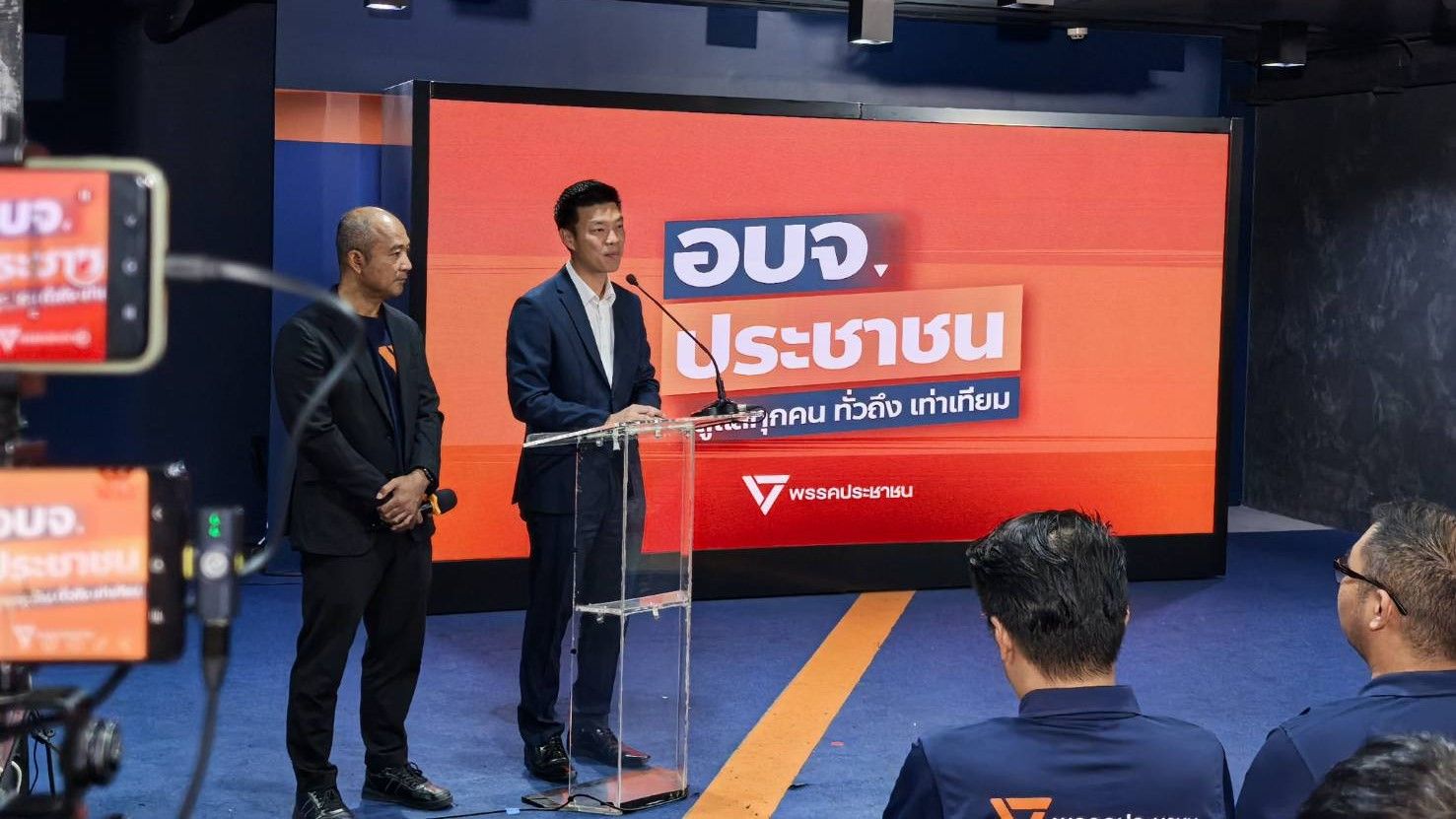 Popularity poll adds to big parties’ PAO woes