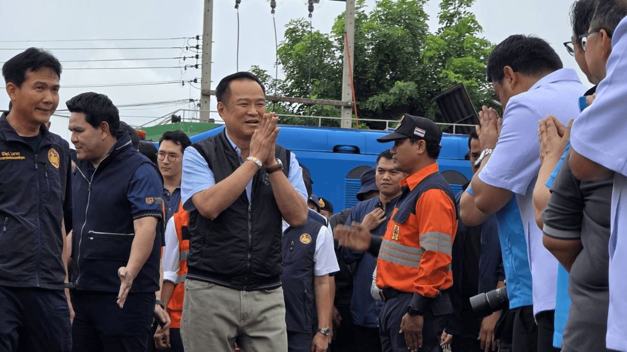 Anutin leads Suan Dusit Poll; NIDA shows Natthaphong gaining ground