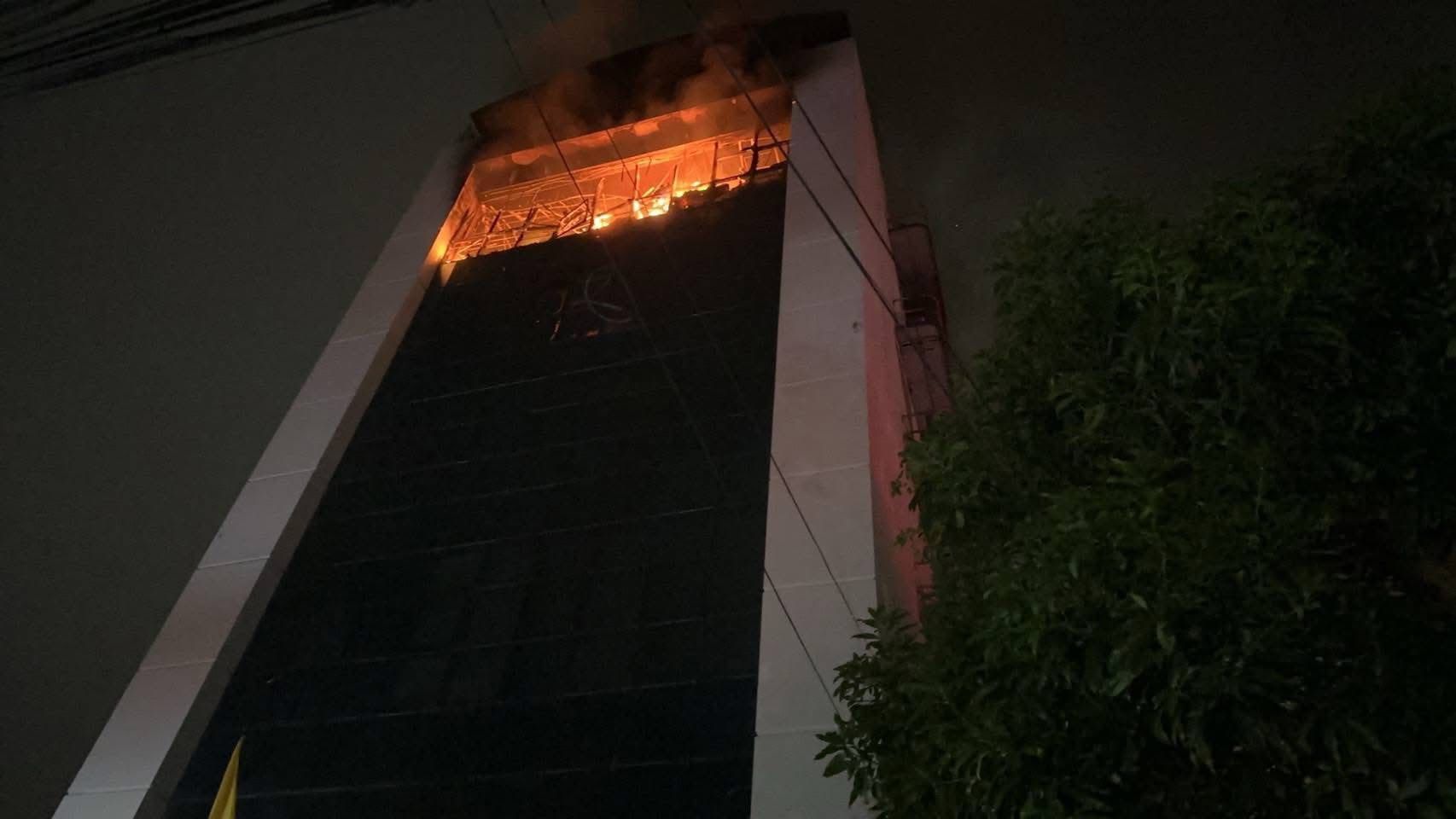 Pre-dawn fire at Wattana building contained with no reported injuries