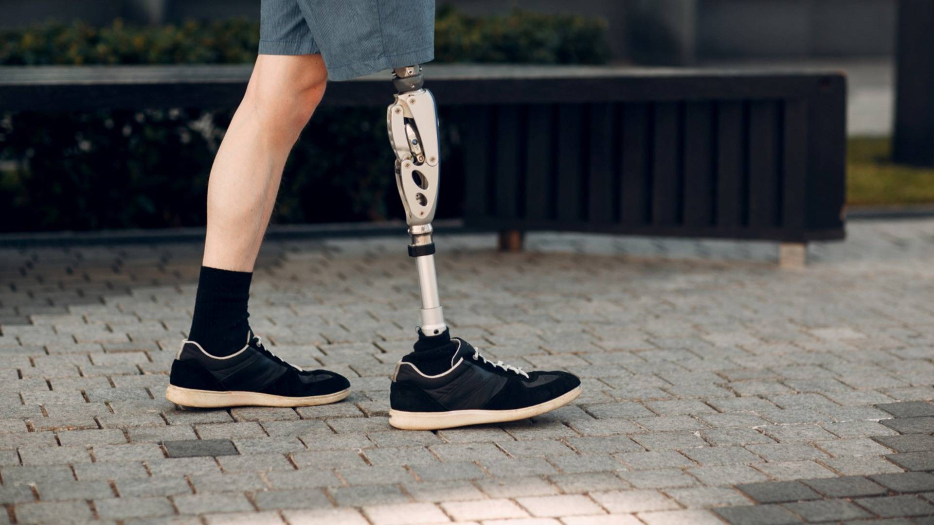 Police officer with prosthetic leg regains right to promotion