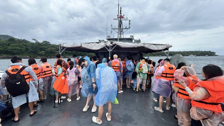 Navy rescues 130 tourists stranded on an island off Phuket