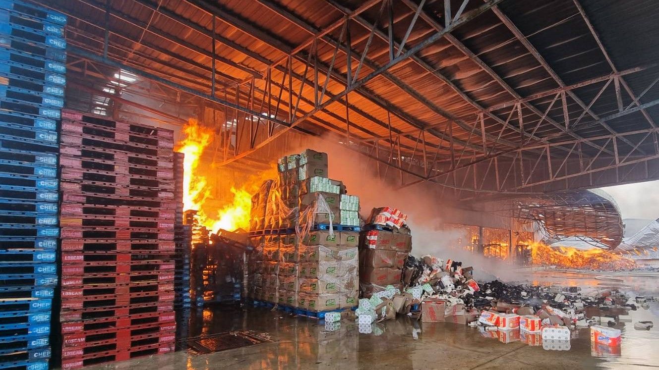 Fire engulfs paper factory in Saraburi; ten wounded, several still missing